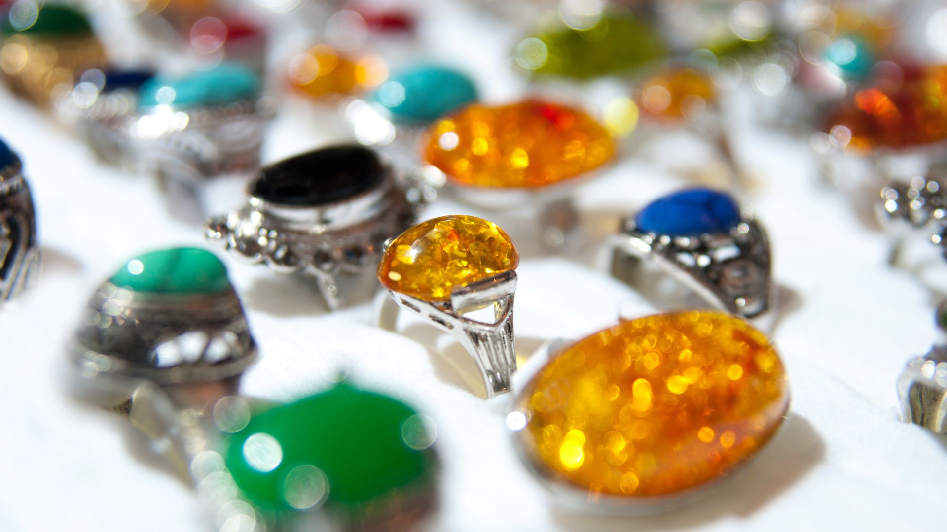 Nomes de pedras preciosas por cores: marrom, azul, roxo rosa, preta ...