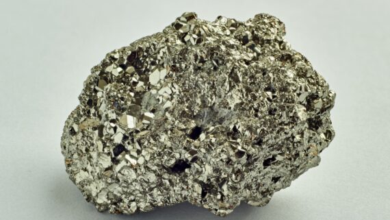 O que é a pirita: significados, propriedades e mistérios - Pedras e ...