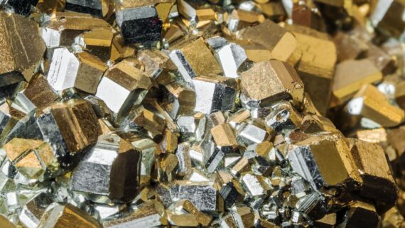 O que é a pirita: significados, propriedades e mistérios - Pedras e ...