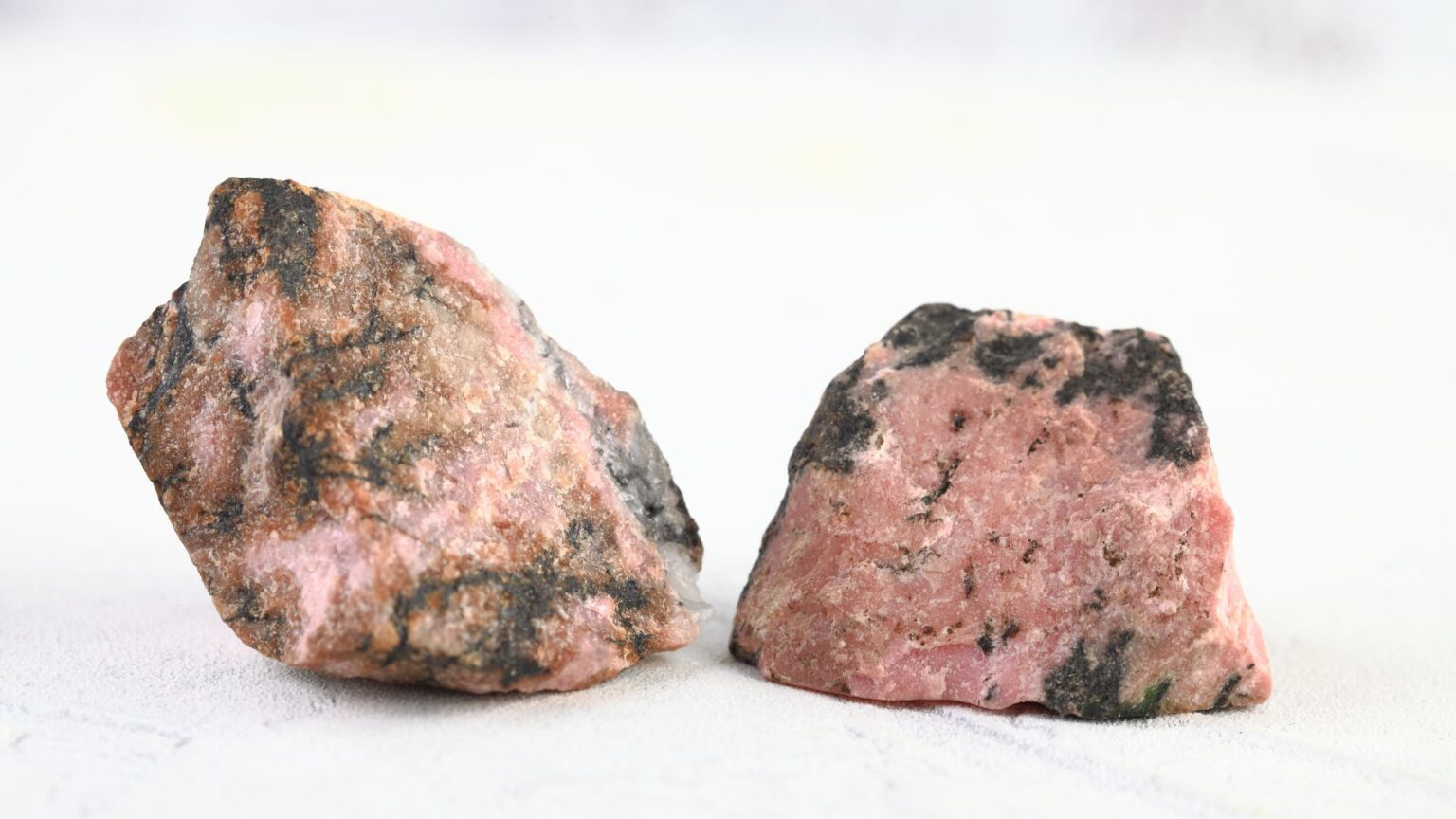 O que é a Rodonita? - Pedras e Minérios News